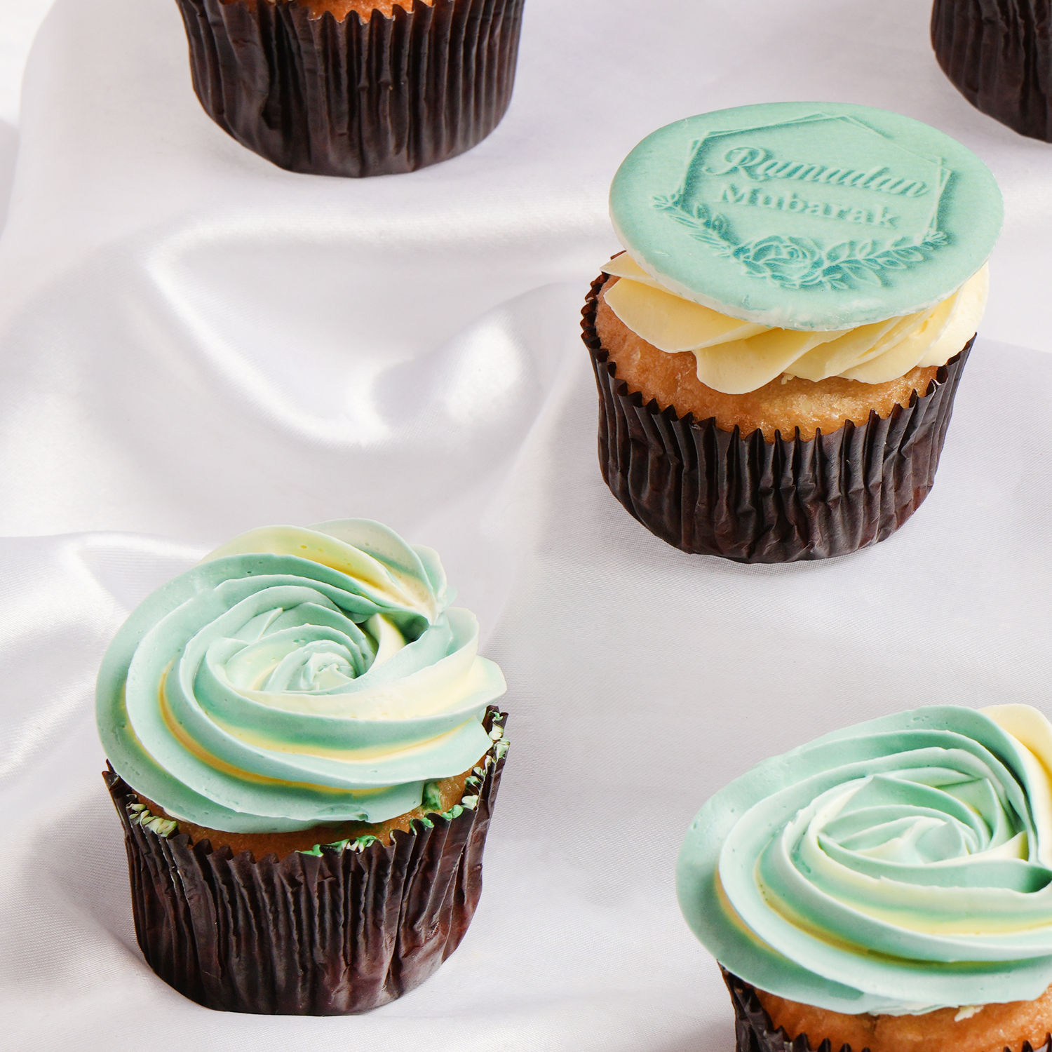 Online Ramadan Sweet Delights Cupcakes Gift Delivery in Kuwait - Fnp.ae