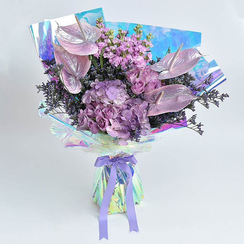 أون لاين باقة ورد لون موف أنثوريوم وليمونيوم في غلاف لامع مميز جداً ...