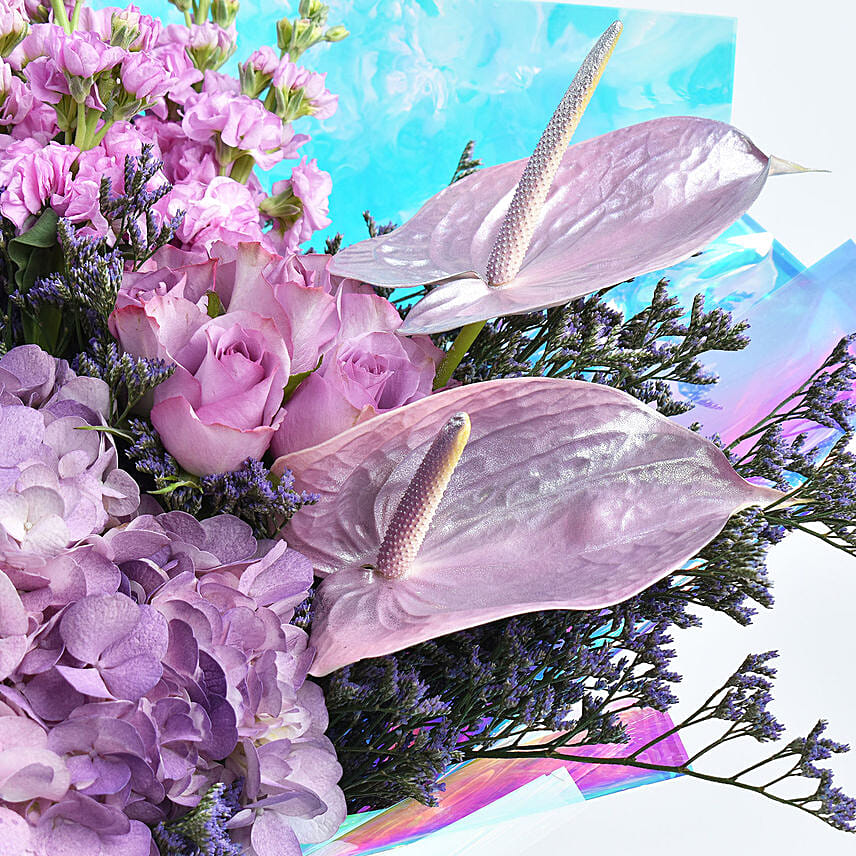 أون لاين باقة ورد لون موف أنثوريوم وليمونيوم في غلاف لامع مميز جداً ...