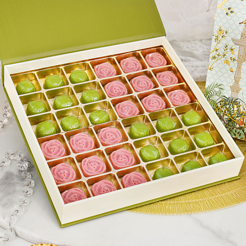 Order Roses Chocolate Box Large Online | Same-Day Delivery UAE - Fnp.ae