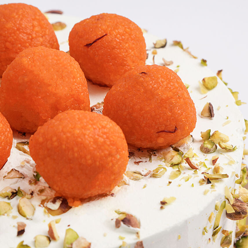 Order Eggless Creamy Vanilla Cake with Motichoor Laddu Half Kg Online ...