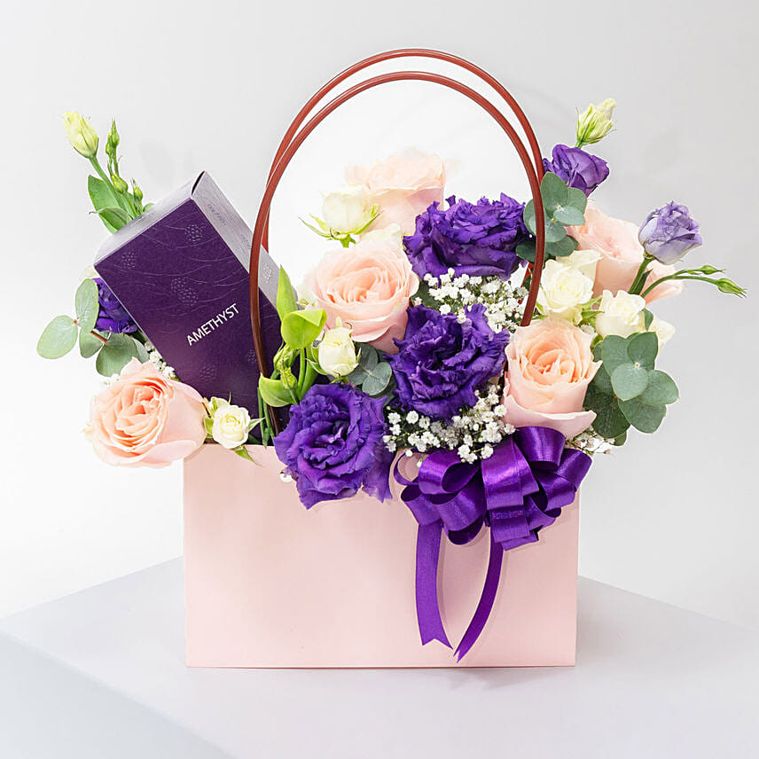 أون لاين باقة ورد لون وردي وموف في ترتيب شكل حقيبة مع عطر توصيل هدايا ...