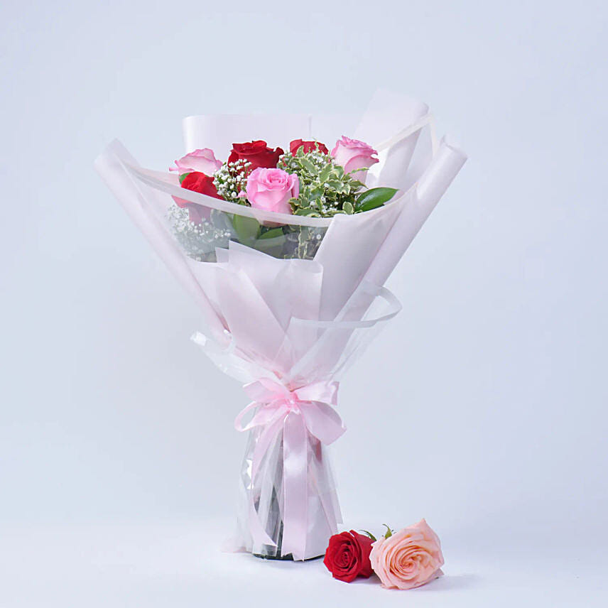 Online Delightful Roses Bouquet With Butterscotch Cake Gift Delivery in ...