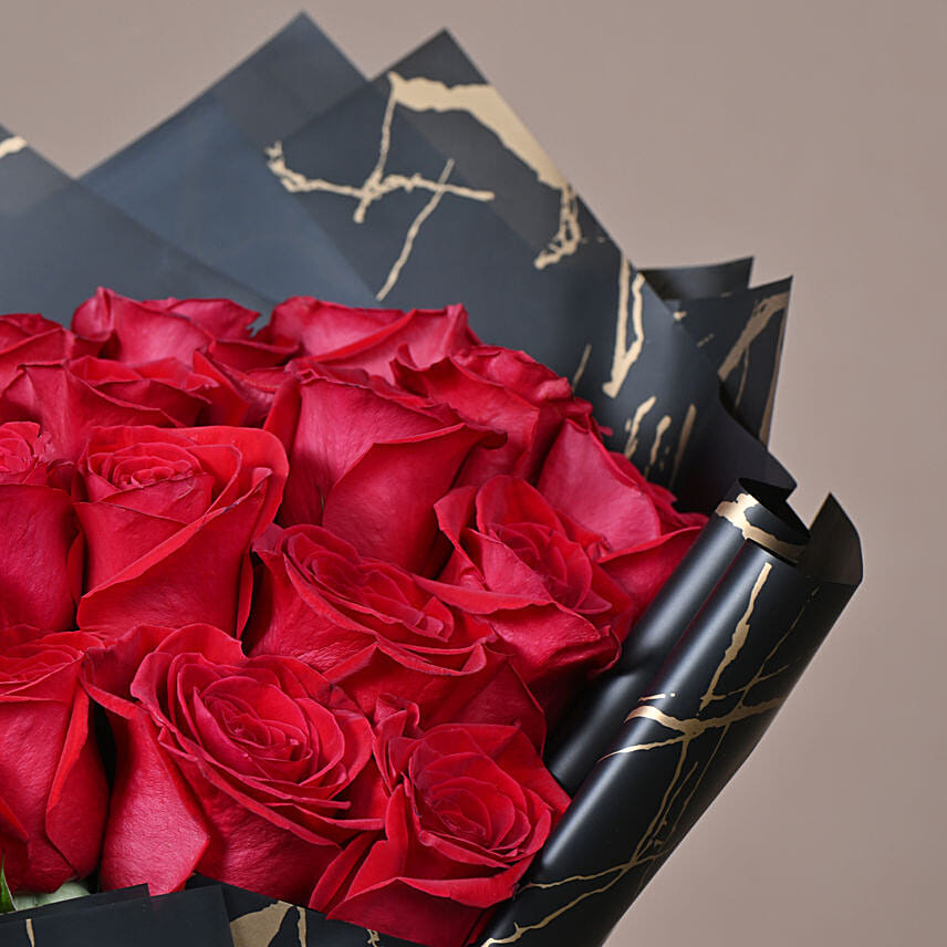 أون لاين Pretty Red Roses Hand Bouquet توصيل هدايا في Qatar - FNP