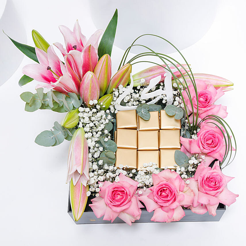 Online Flower & Chocolate Box Arrangement for Mom Gift Delivery in ...