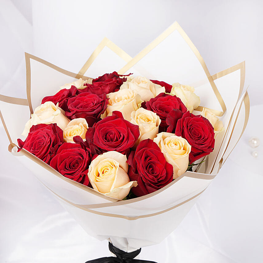 Online Blushing in Love Roses Bouquet Gift Delivery in Qatar - FNP