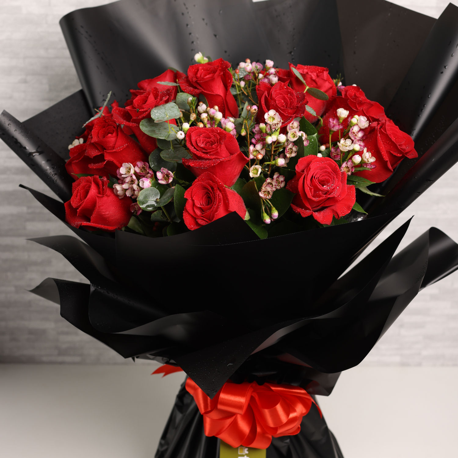 Online Red Roses Hand Bouquet Gift Delivery in Qatar - Fnp.ae