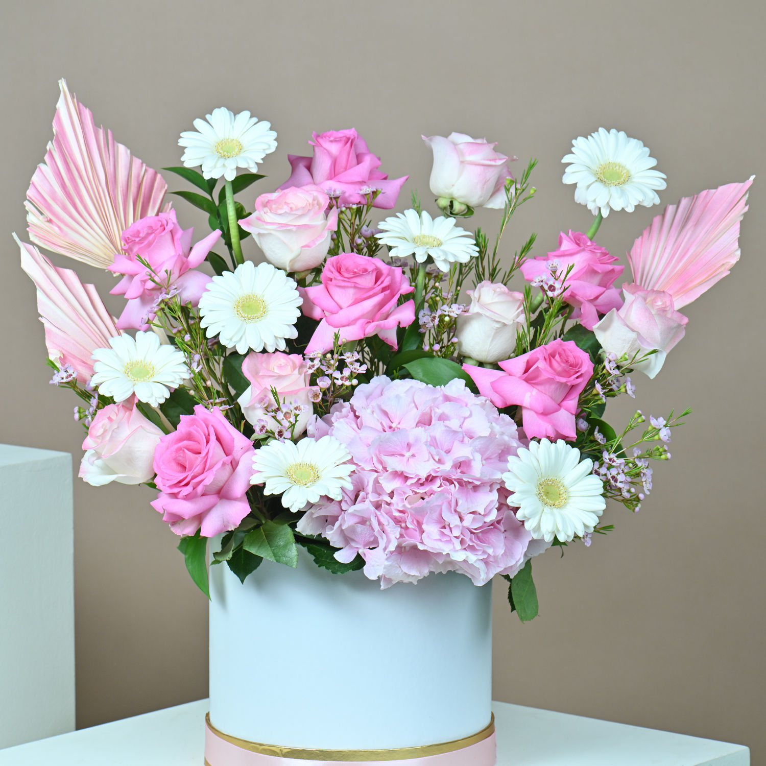 Online Dazzling Flower Arrangement Gift Delivery in Qatar - Fnp.ae