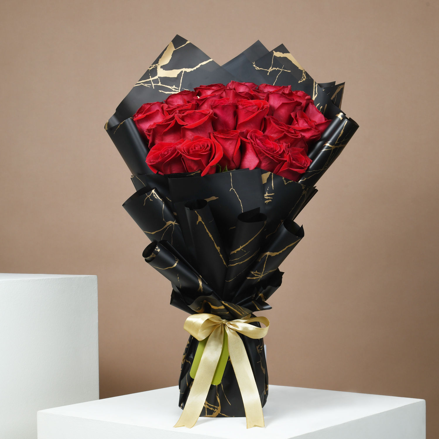 Online Pretty Red Roses Hand Bouquet Gift Delivery in Qatar - Fnp.ae