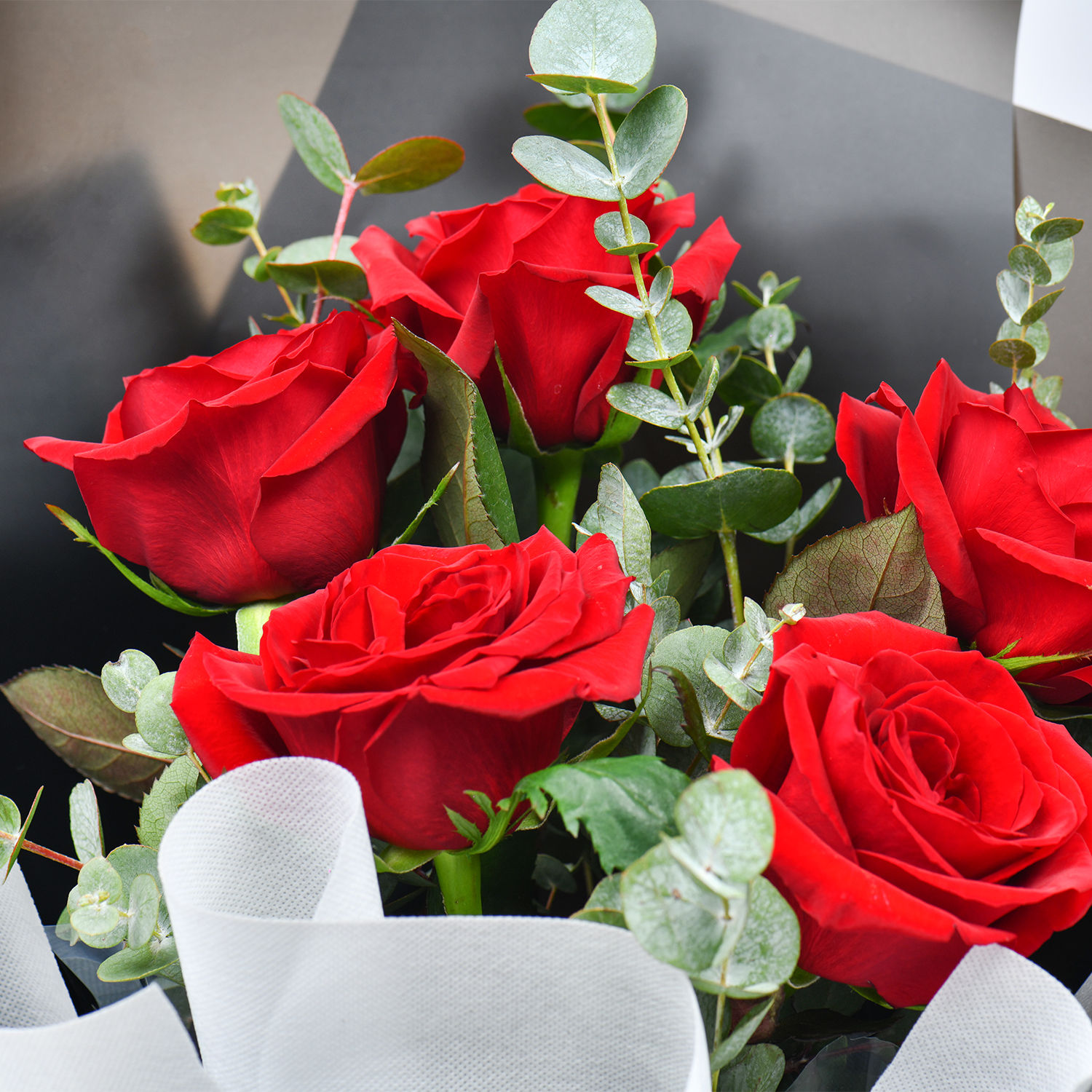 Online 5 Red Rose Bouquet Gift Delivery in Qatar - Fnp.ae