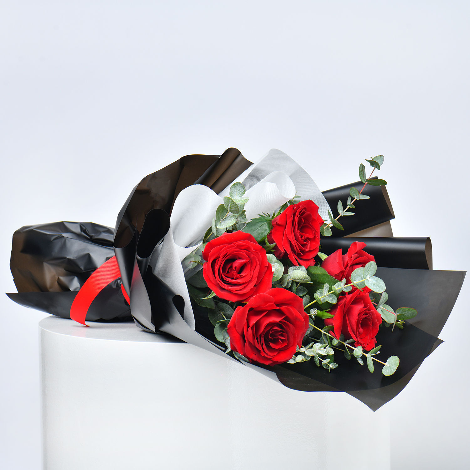 Online 5 Red Rose Bouquet Gift Delivery in Qatar - Fnp.ae