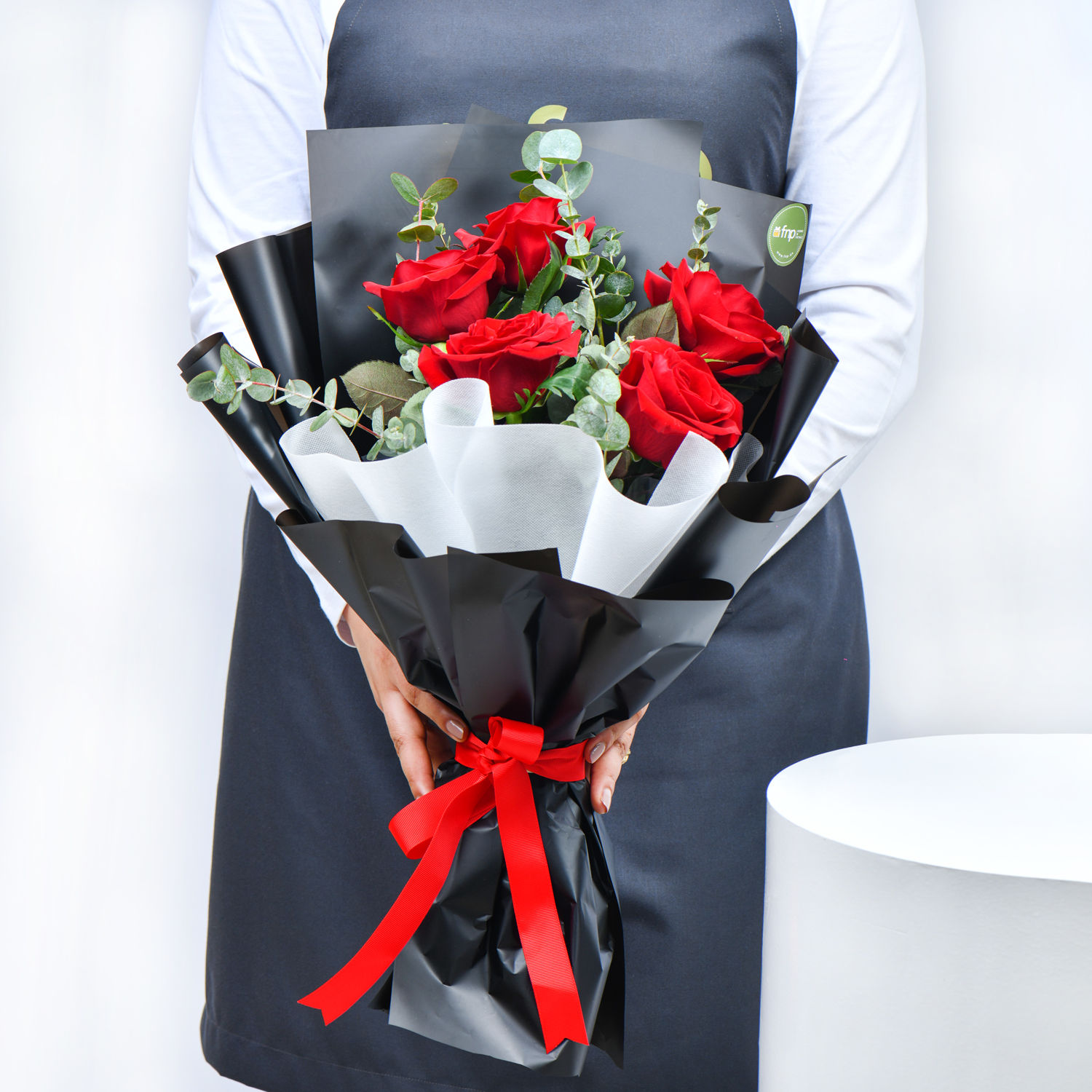 Online 5 Red Rose Bouquet Gift Delivery in Qatar - Fnp.ae