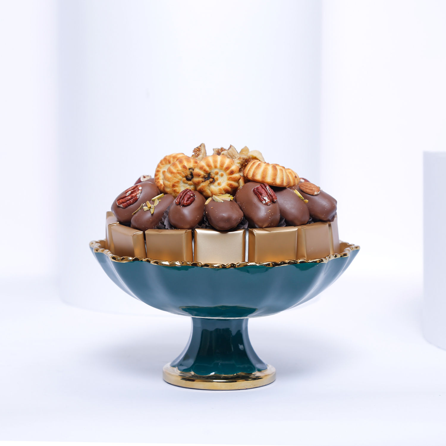 Online Arabic Sweets Platter Gift Delivery in Qatar - FNP