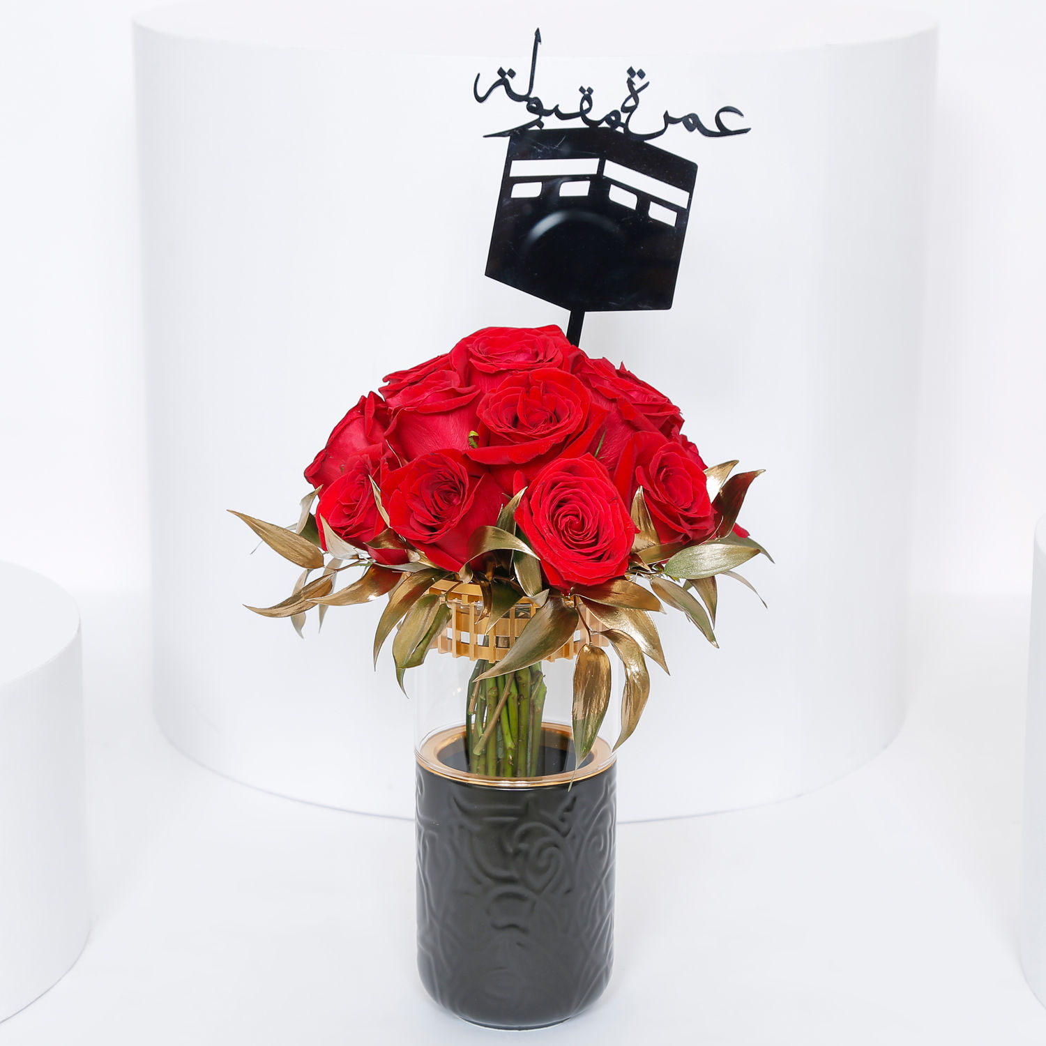 Online Red Roses Arrangement with Umrah Mubarak Topper Gift Delivery in ...