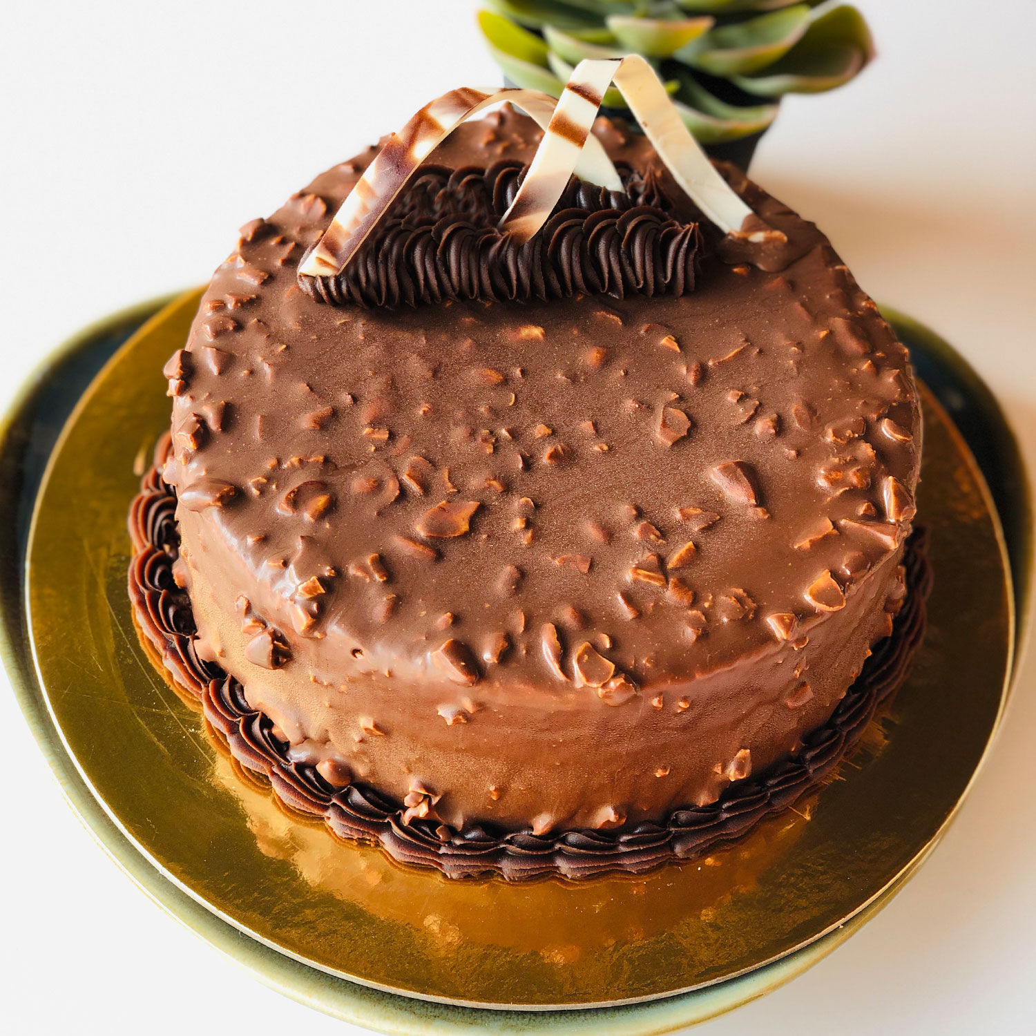 Online Appetizing Choco Crunchy Cake Half Kg Gift Delivery in Qatar ...