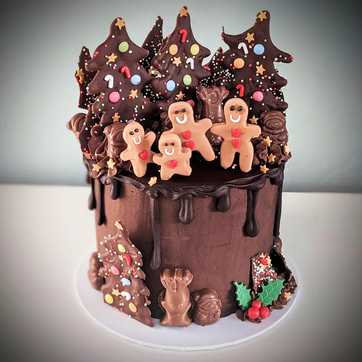 Online Chocolate Forest Christmas Cake Small Gift Delivery in Uk - FNP