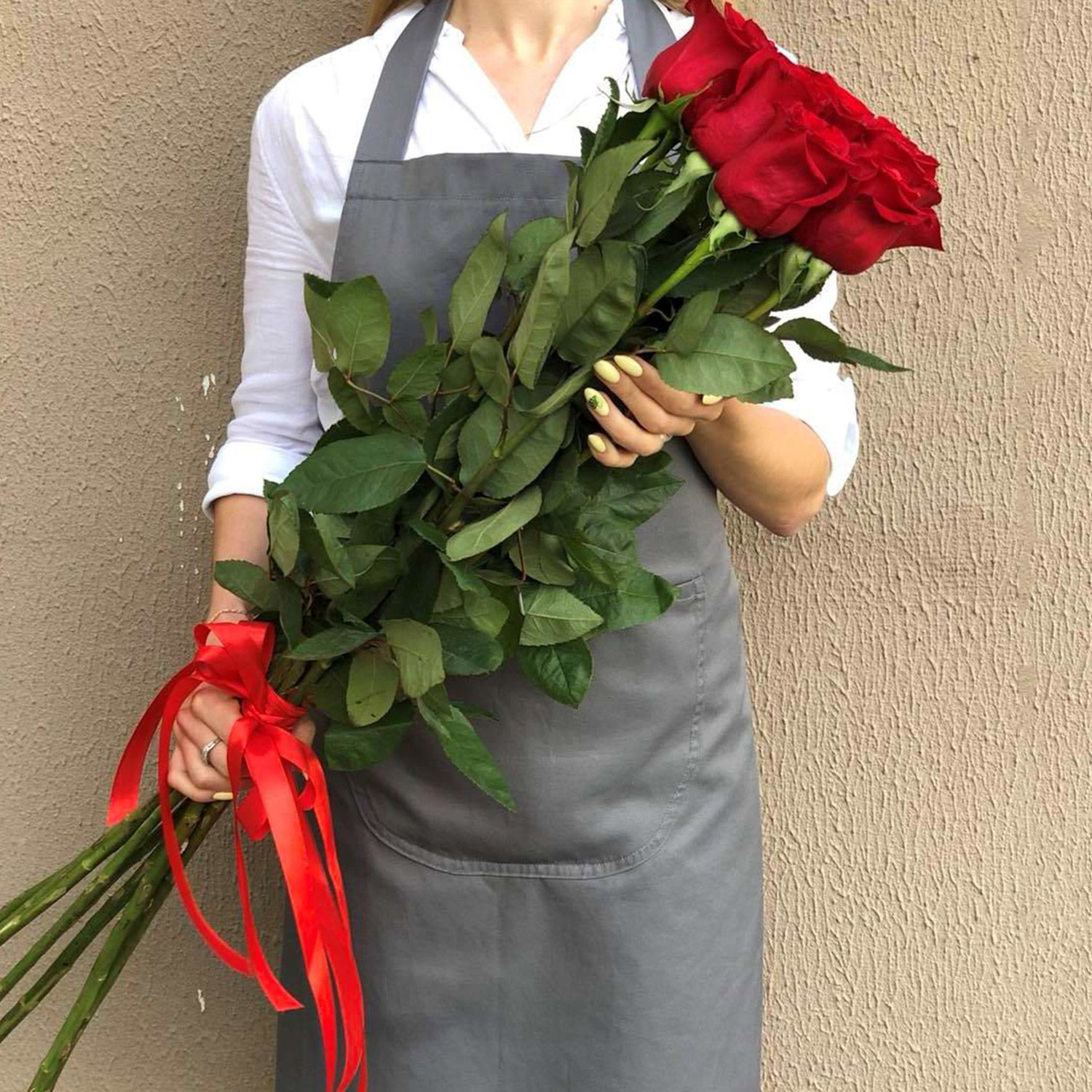Order 5 Lovely Long Stemmed Roses Online | Same-Day Delivery UAE - Fnp.ae