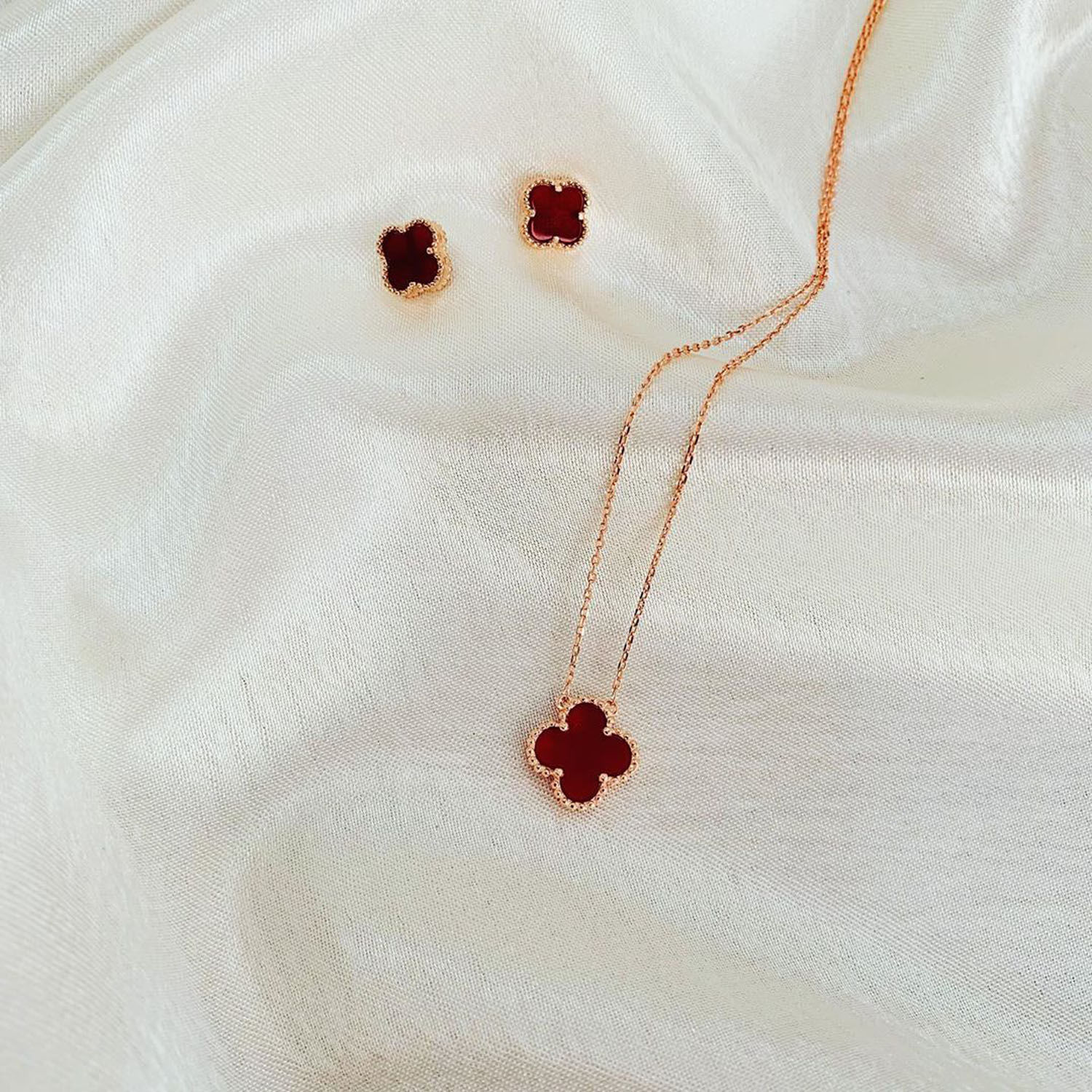 Online Red four leaf clover set Gift Delivery in UAE - FNP