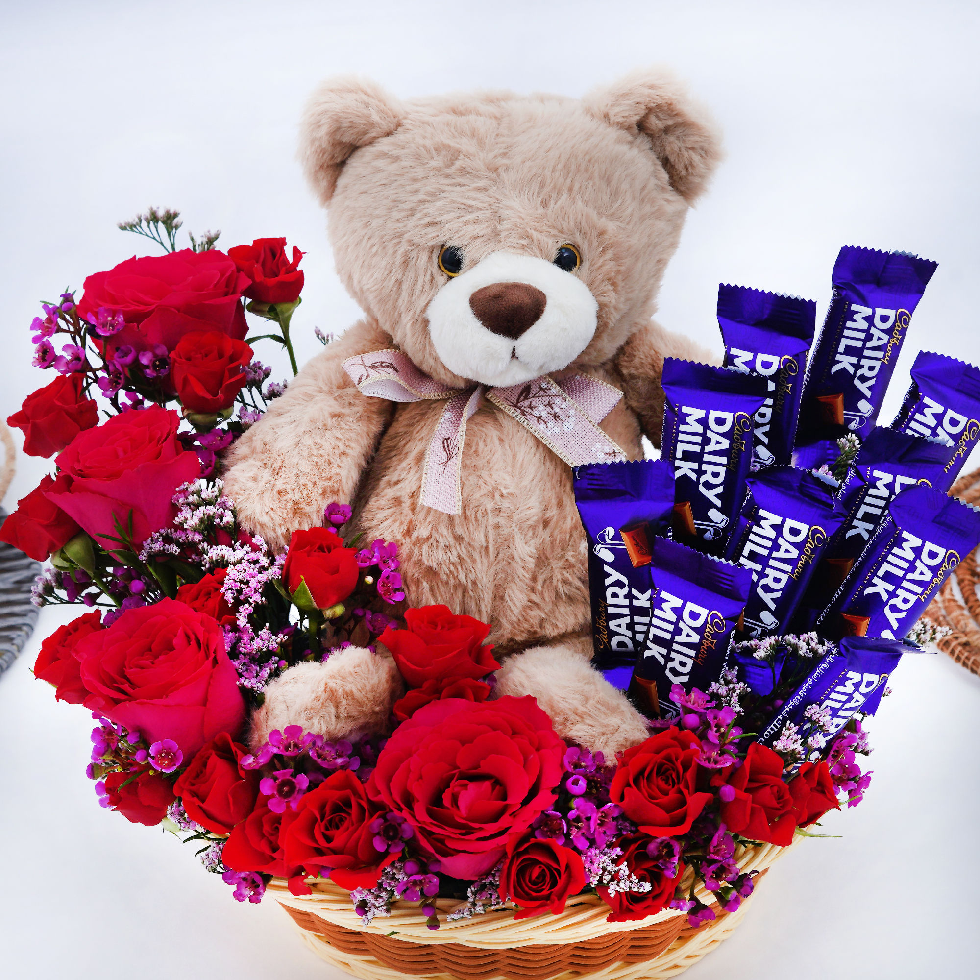 Online Special Surprise Arrangement Gift Delivery in UAE - FNP