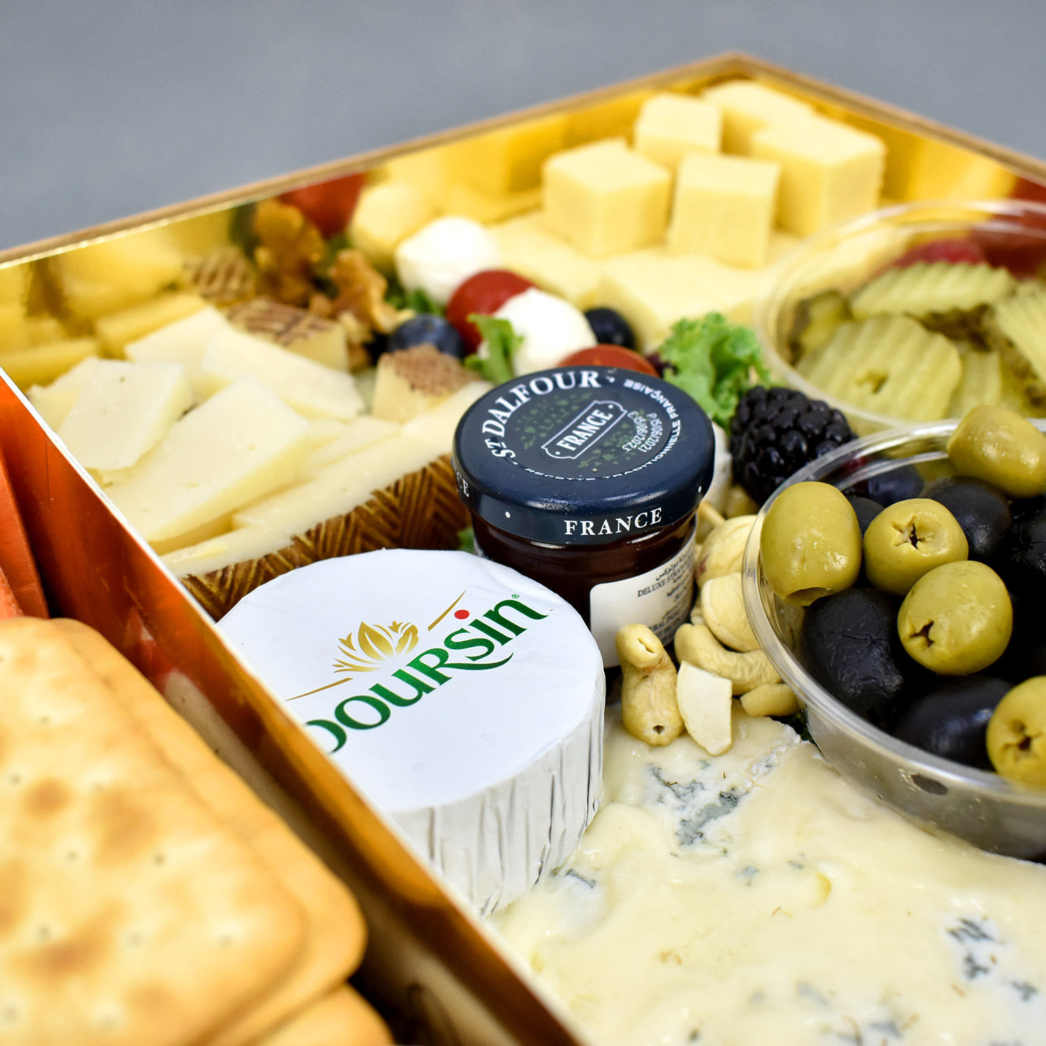 Order Cheese Box For Vegetarians Online | Same-Day Delivery UAE - Fnp.ae