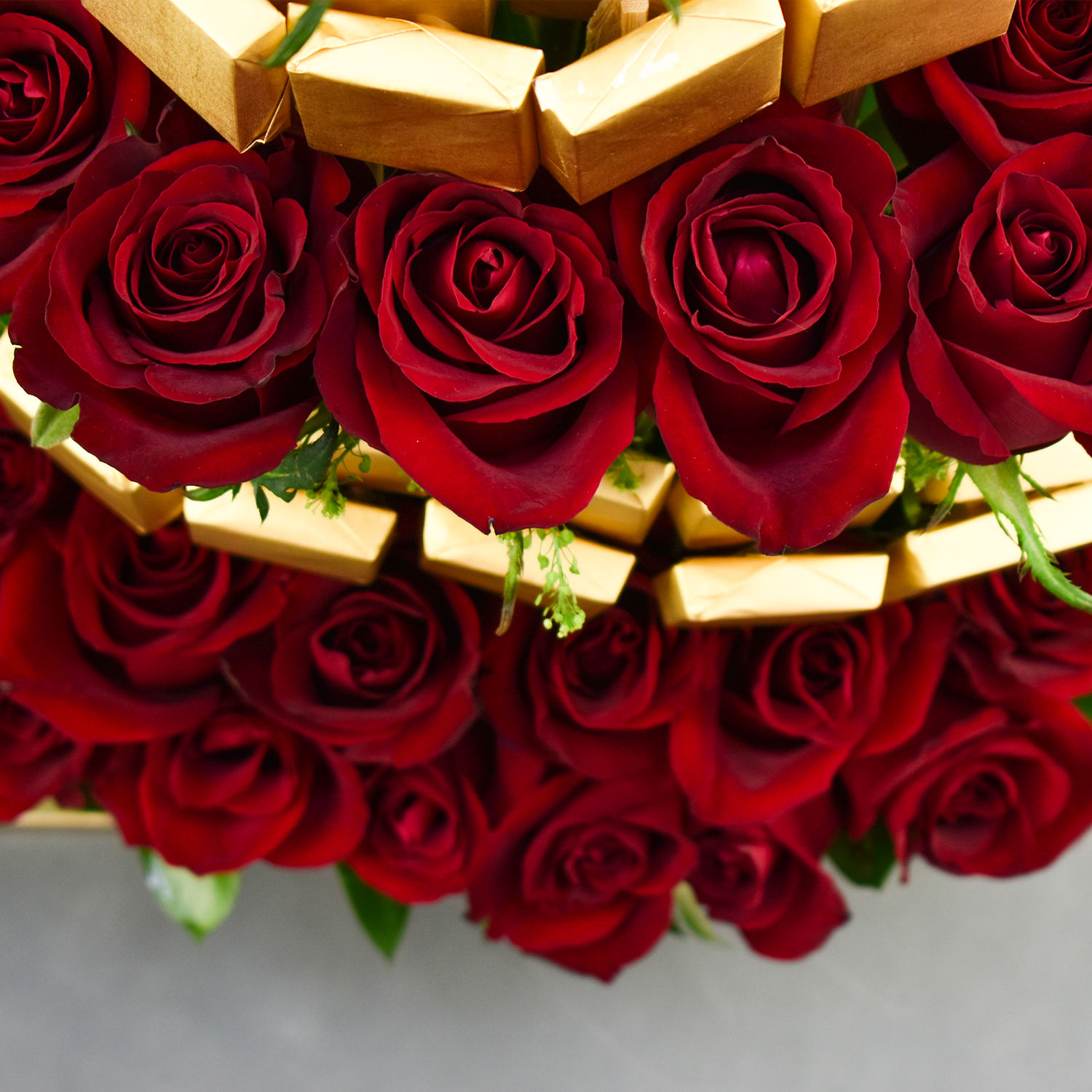 Order Red Roses and Chocolates Online | Same-Day Delivery UAE - Fnp.ae
