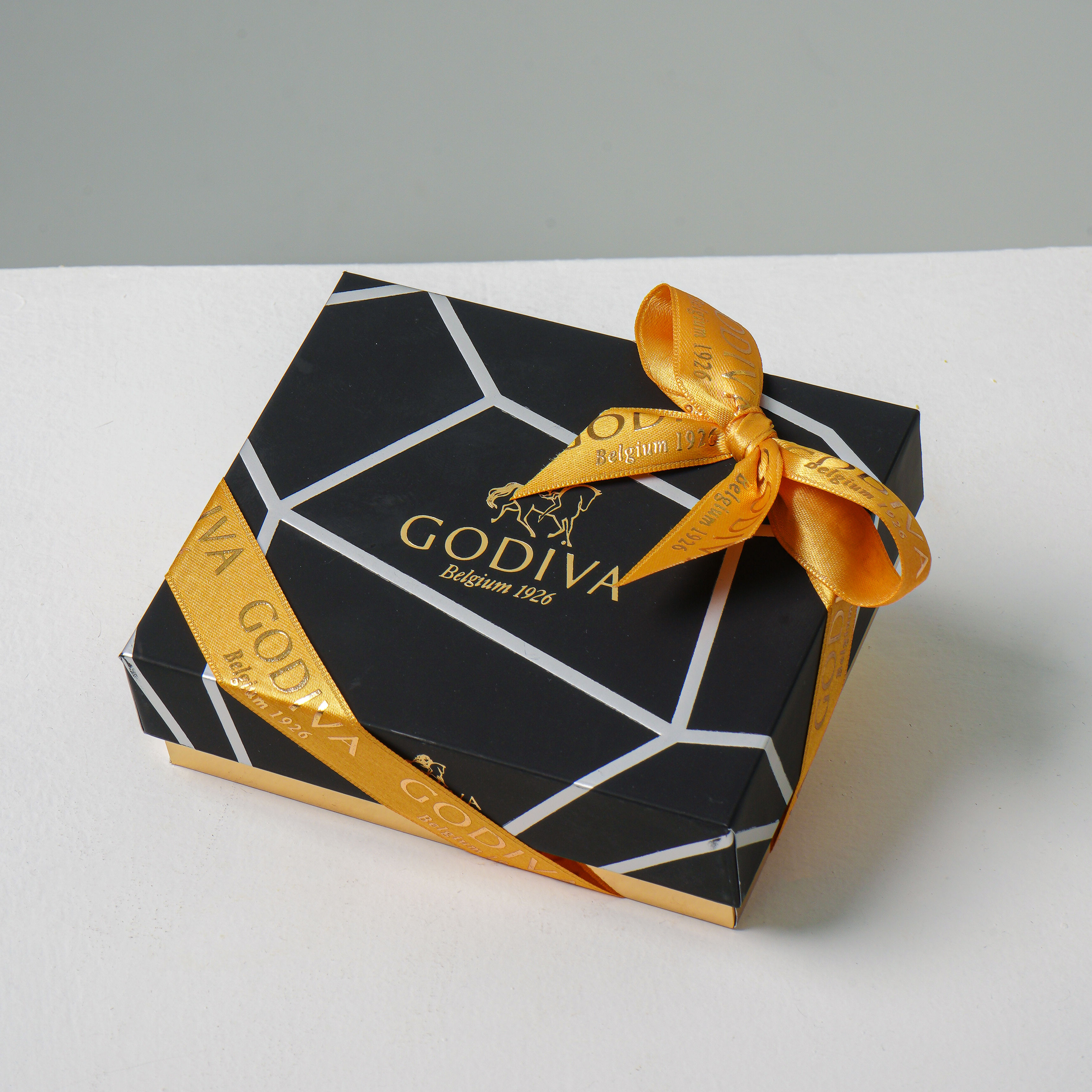Order Exotic Blossoms & Godiva Chocolate Box Online | Same-Day Delivery ...