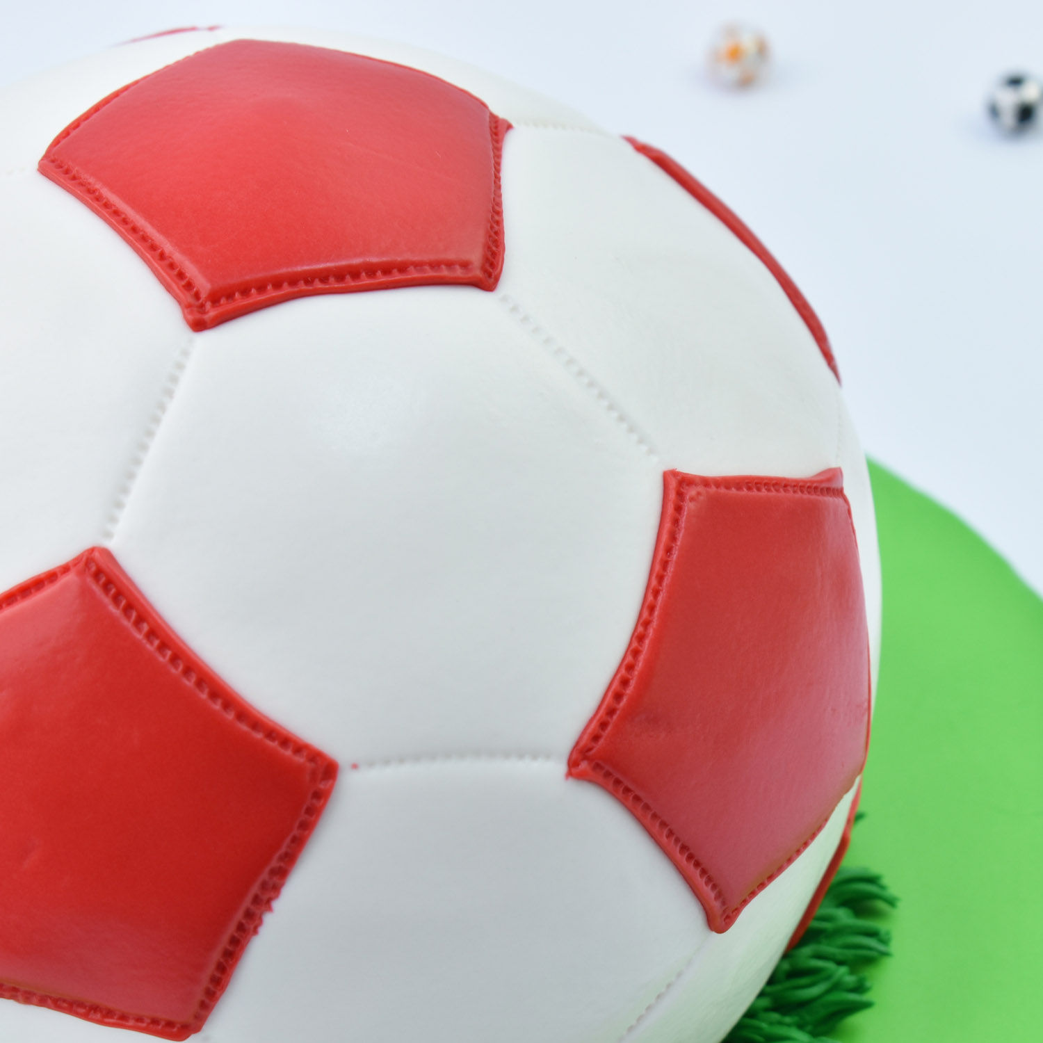 أون لاين Soccer Ball Red Velvet Cake توصيل هدايا في UAE - FNP