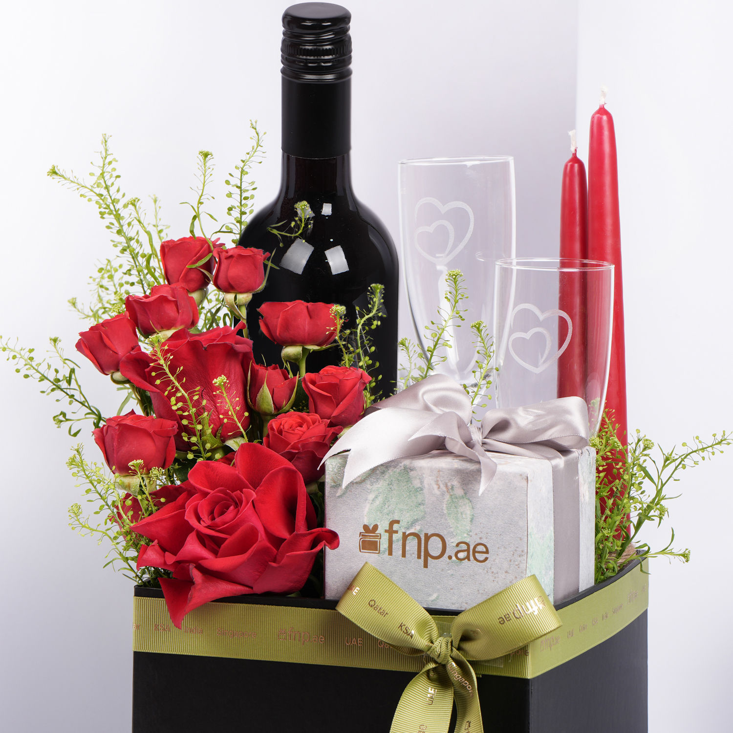 Online Hearts and Red Roses Hamper Gift Delivery in UAE - FNP
