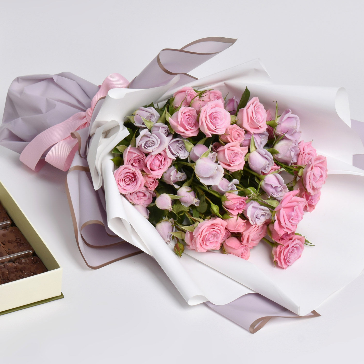 Online Purple and Pink Spray Roses Bunch With Chocolates Gift Delivery ...