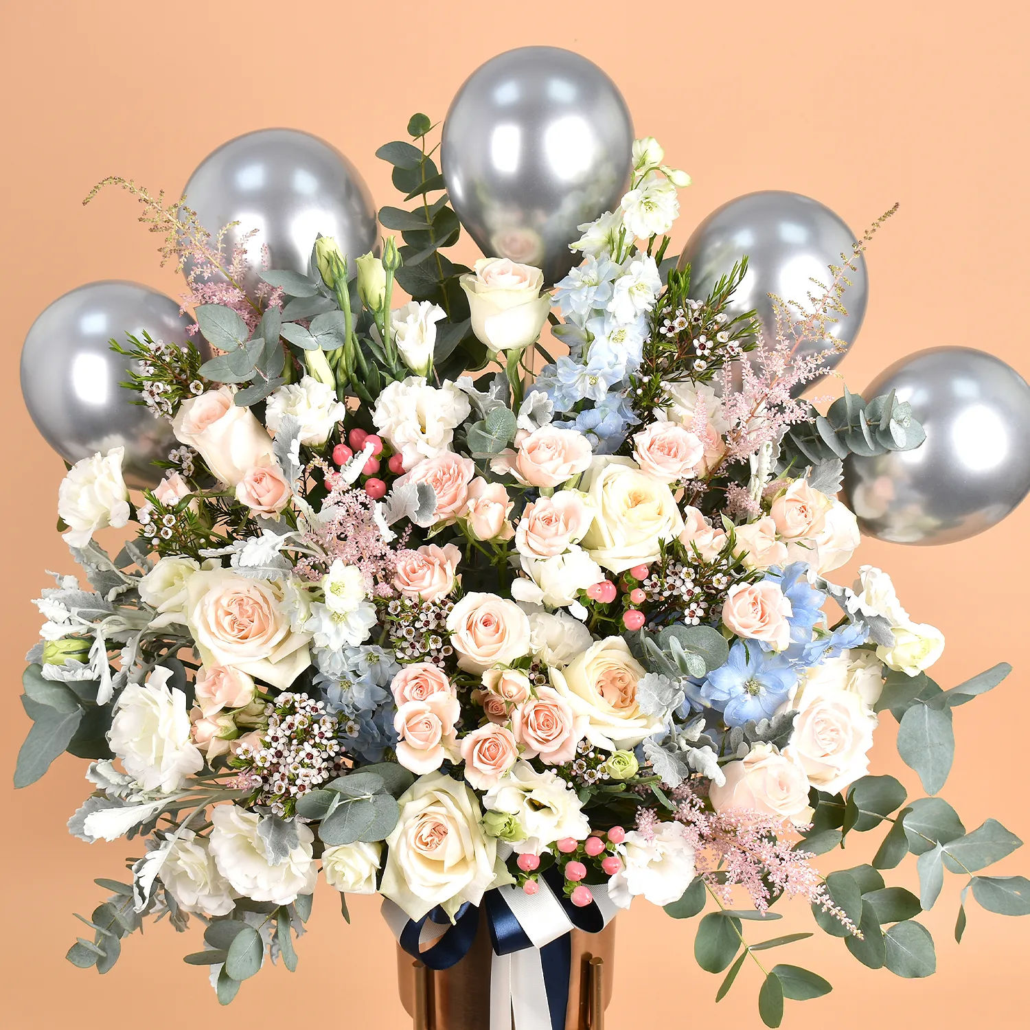 أمر باقة ورد أبيض وردي مع بالونات فضية في فازة مميزة أون لاين | توصيل ...