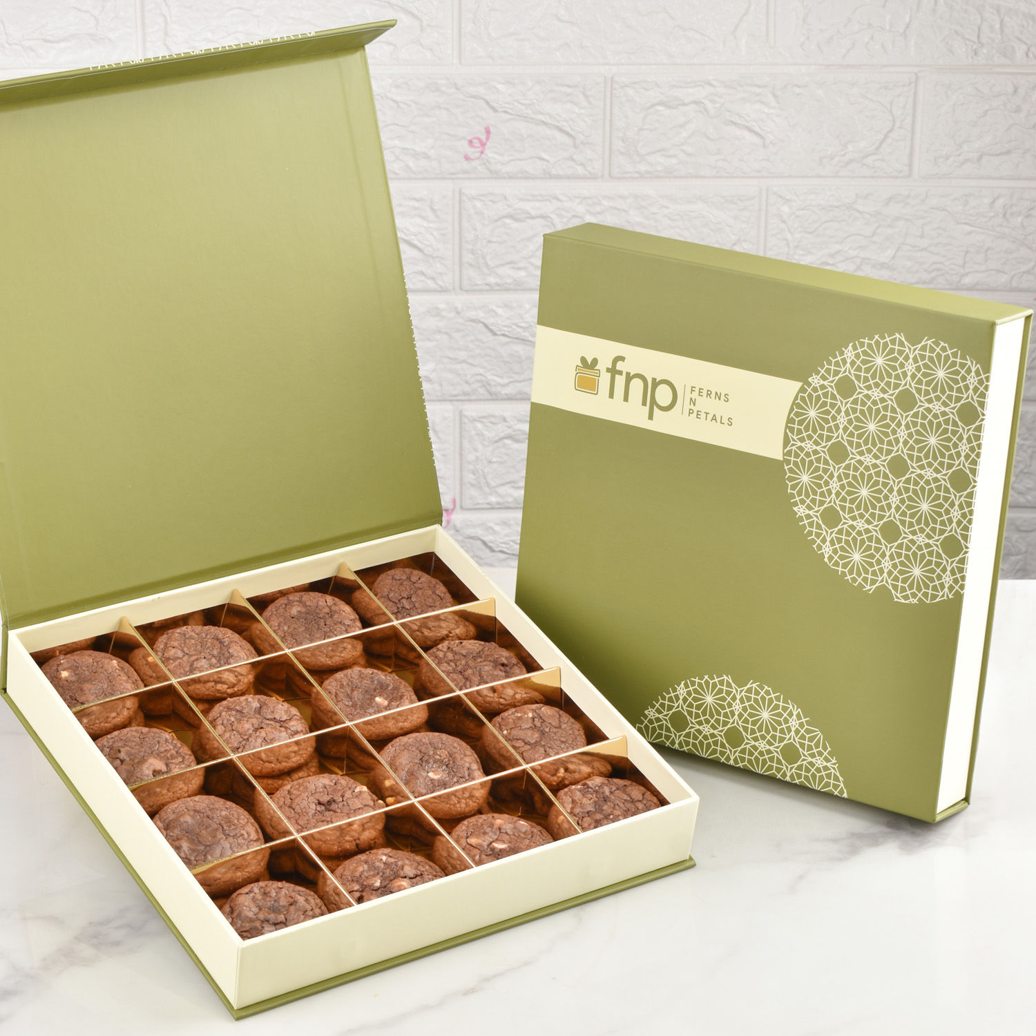 أون لاين بوكس براونيز كوكيز لذيذة - 16 قطعة ماركة إف إن بي توصيل هدايا في UAE - FNP