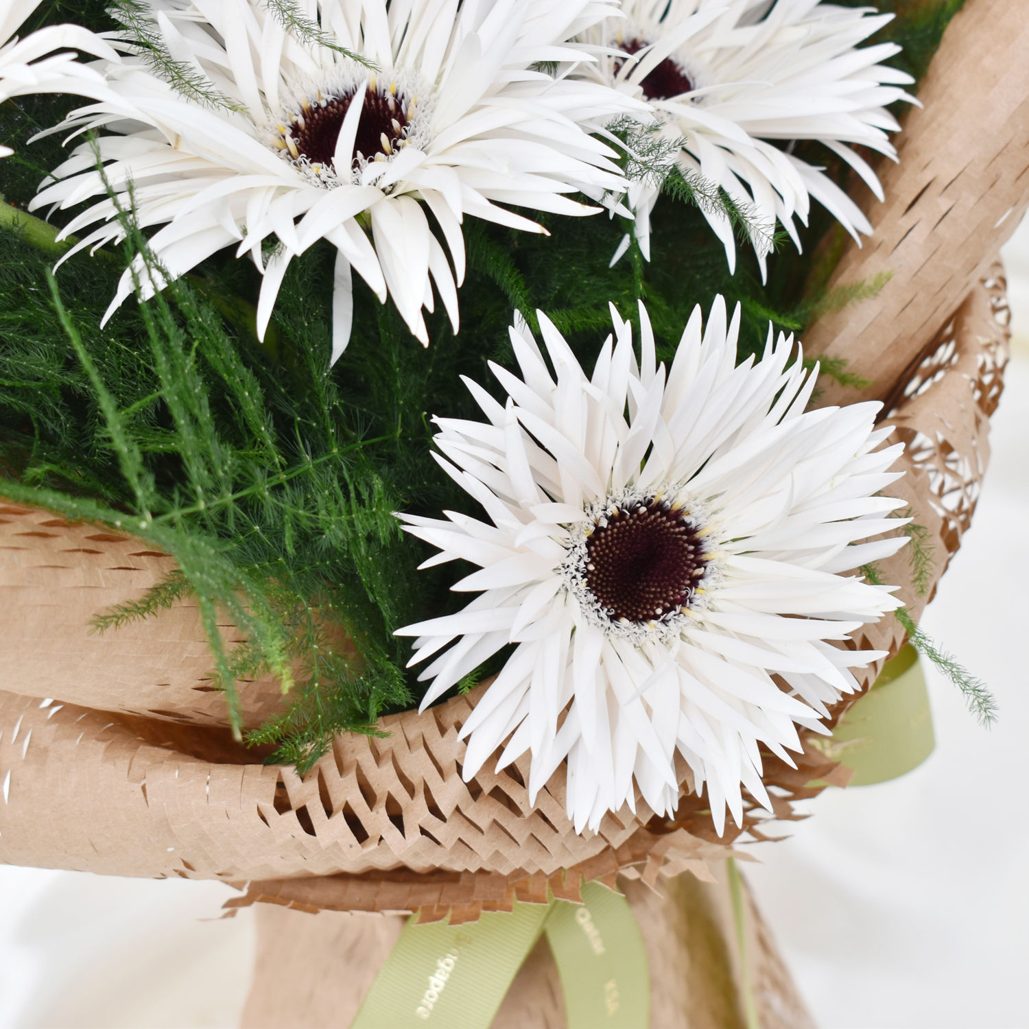 Order White Spider Gerbera Bouquet Online | Same-Day Delivery UAE - Fnp.ae