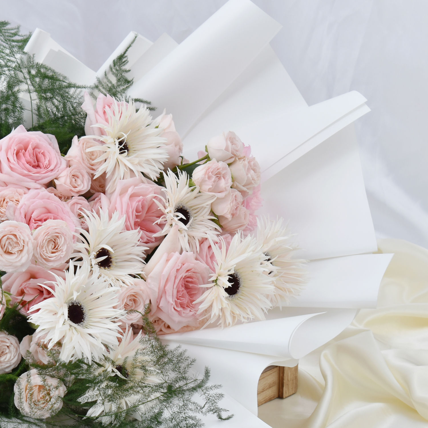Order Pink Ohara Roses and White Spider Gerberas Bouquet Online | Same ...