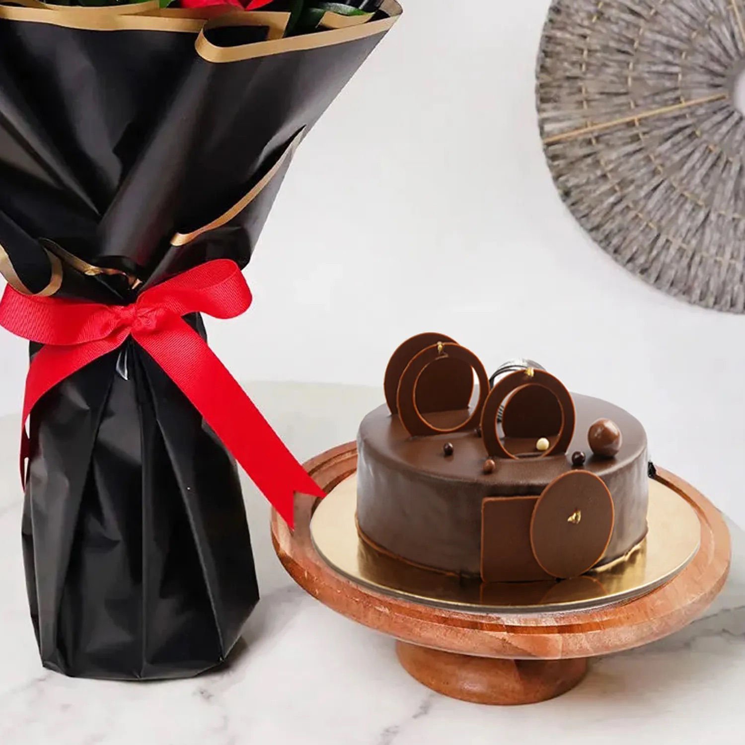 Online Roses & Fudge Cake Gift Delivery in UAE - FNP