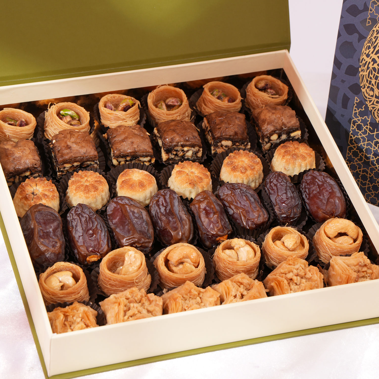 Online Premium Arabic Sweets Box Gift Delivery in UAE - FNP