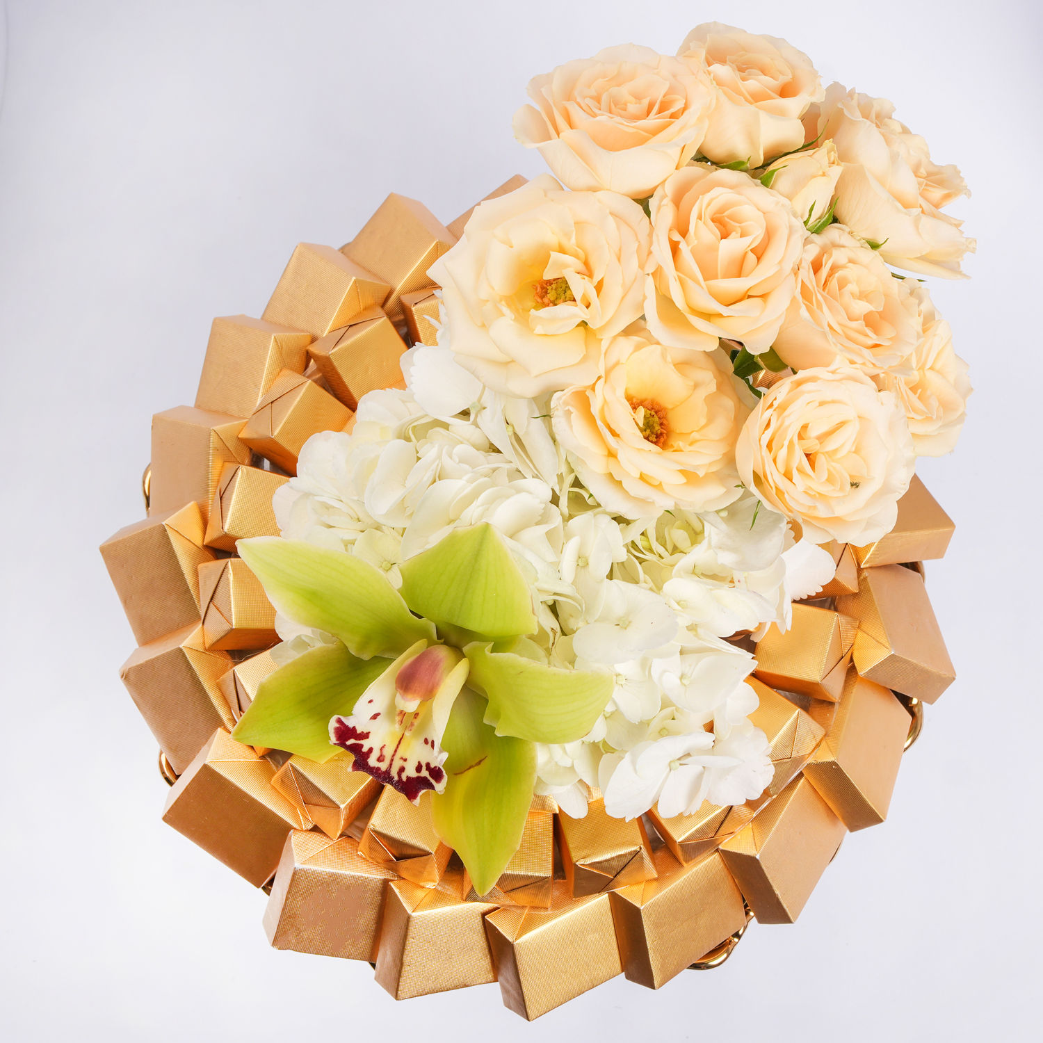 Online Premium Tray of Chocolates and Flowers Gift Delivery in UAE - FNP