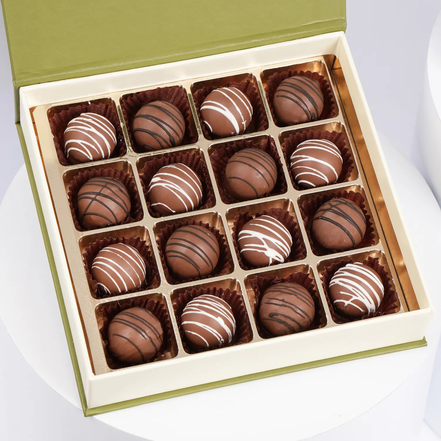 Order Emirati Delight Chocolate Box Online | Same-Day Delivery UAE - Fnp.ae
