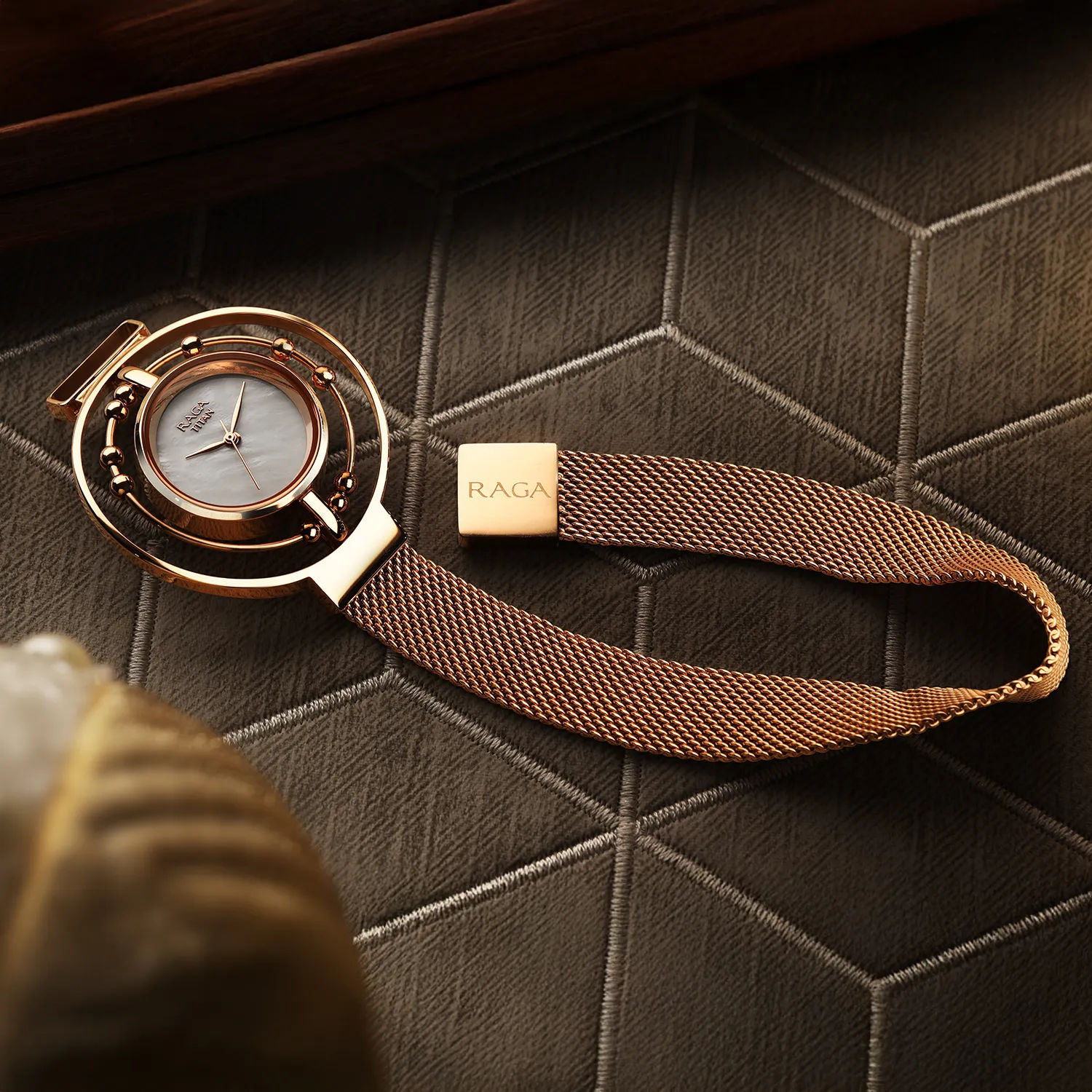 Online Titan Raga Watch For Her, Pearl Dial, Floral Gift Tray Gift ...