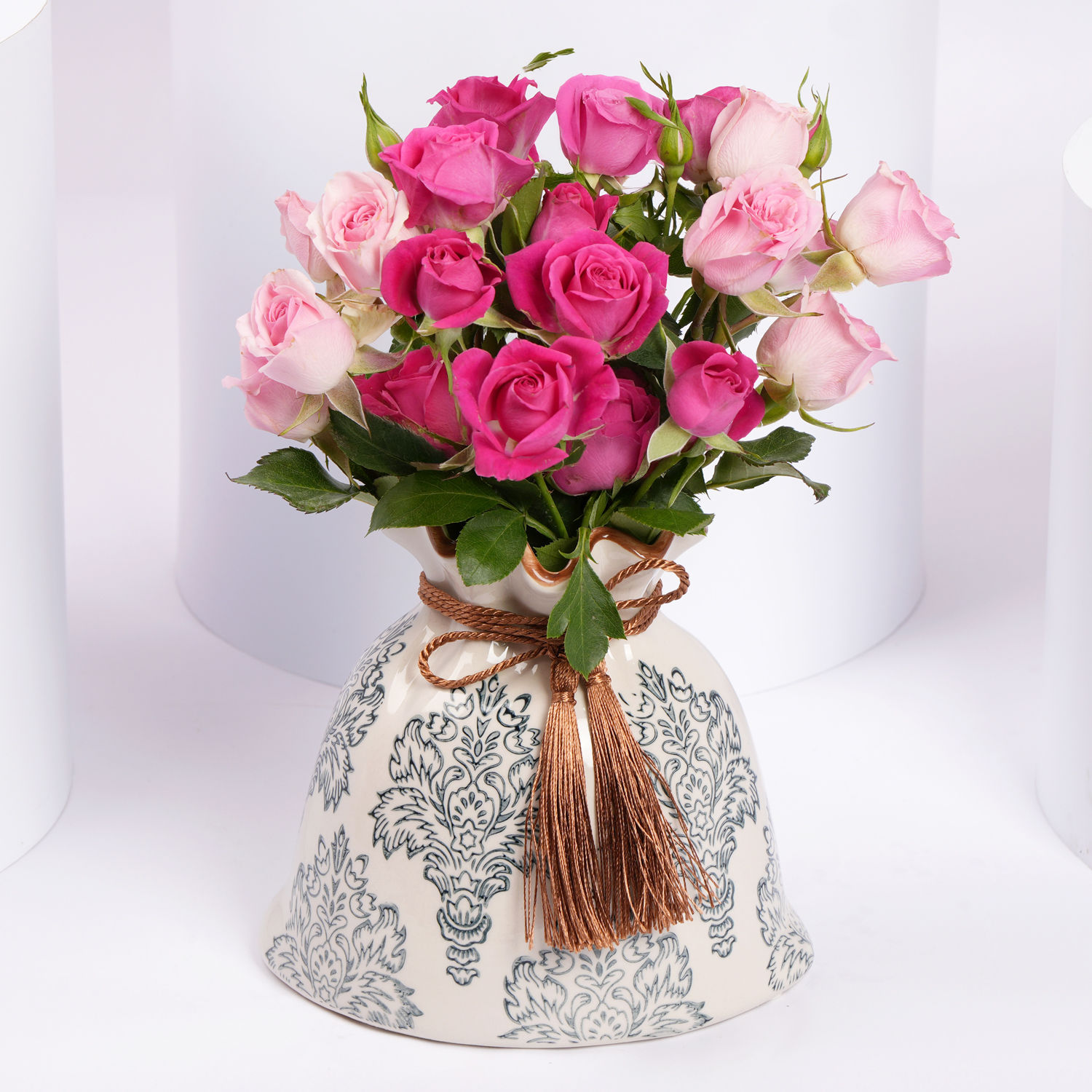 Order Spray Roses in Ceramic Pouch Vase Online | Same-Day Delivery UAE ...