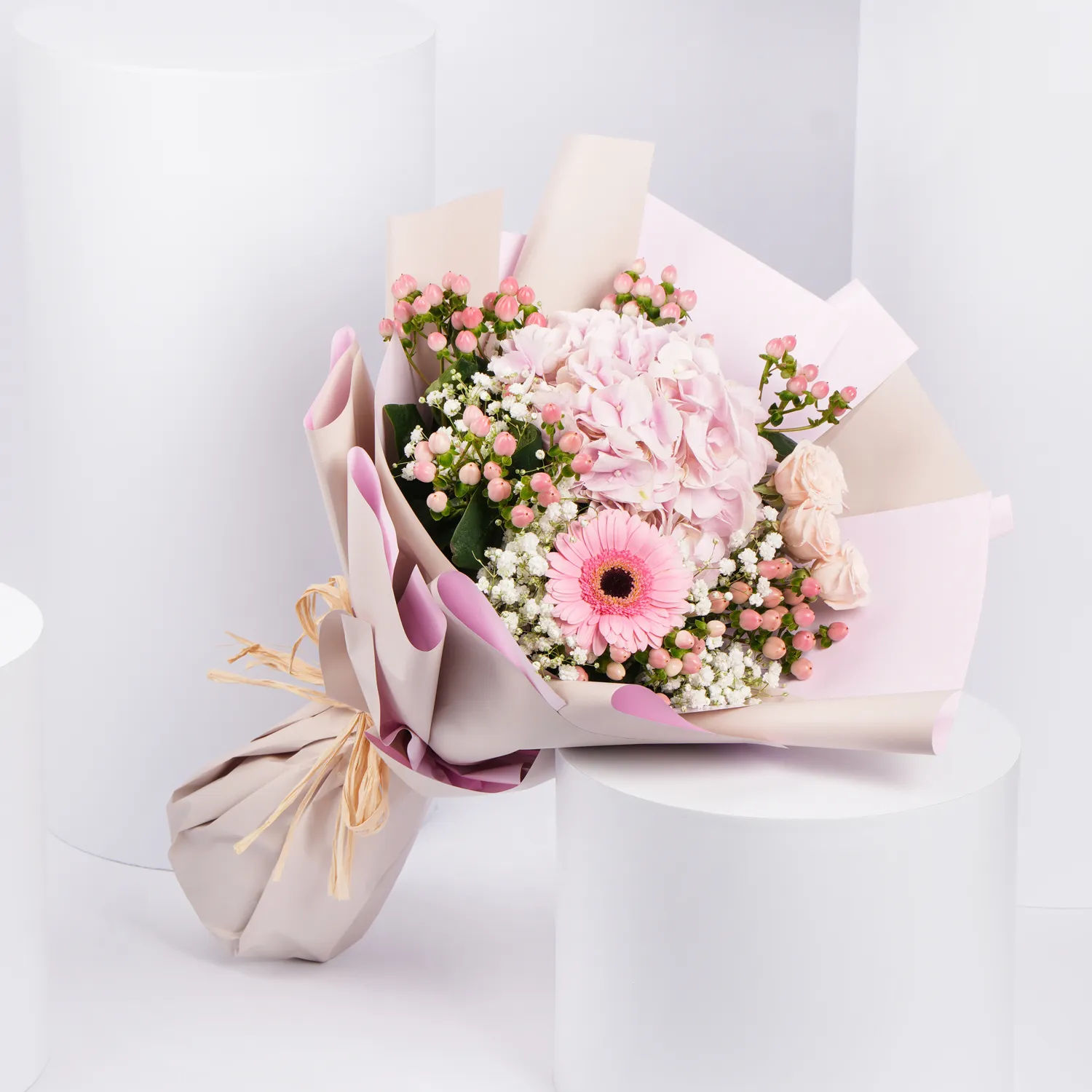 أمر باقة ورد كوبية لون وردي في غلاف وردي وشفاف أنيق أون لاين | توصيل ...